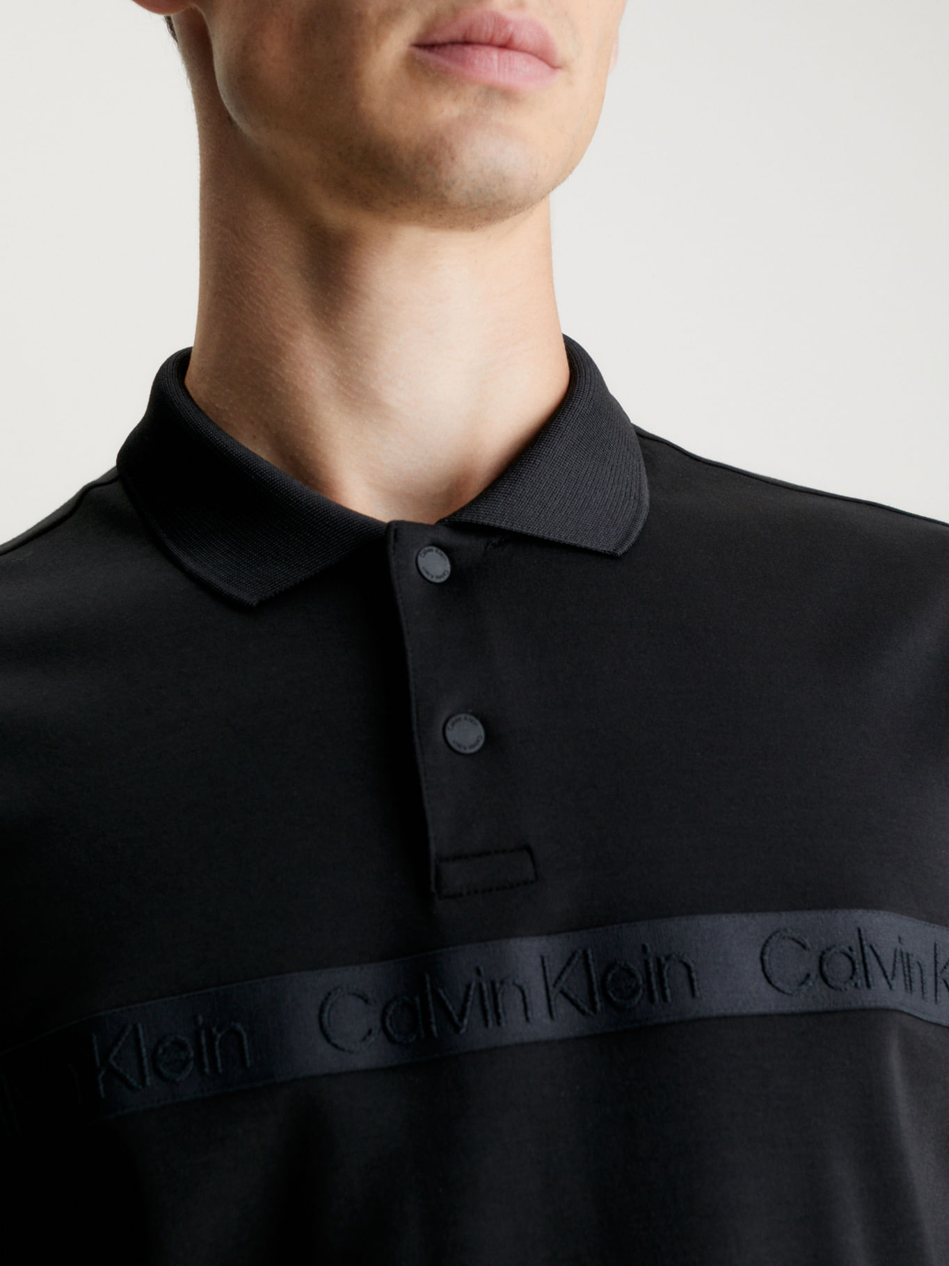 Chomba con cinta con el logo