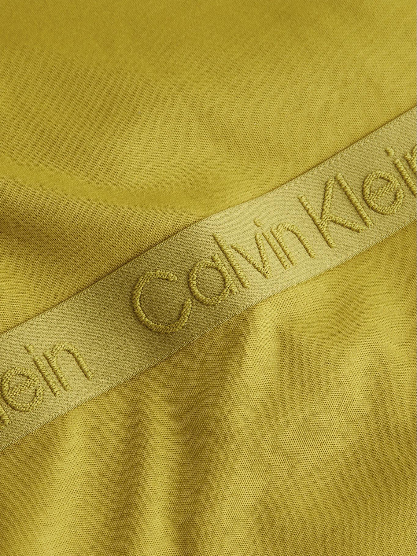 Chomba con cinta con el logo